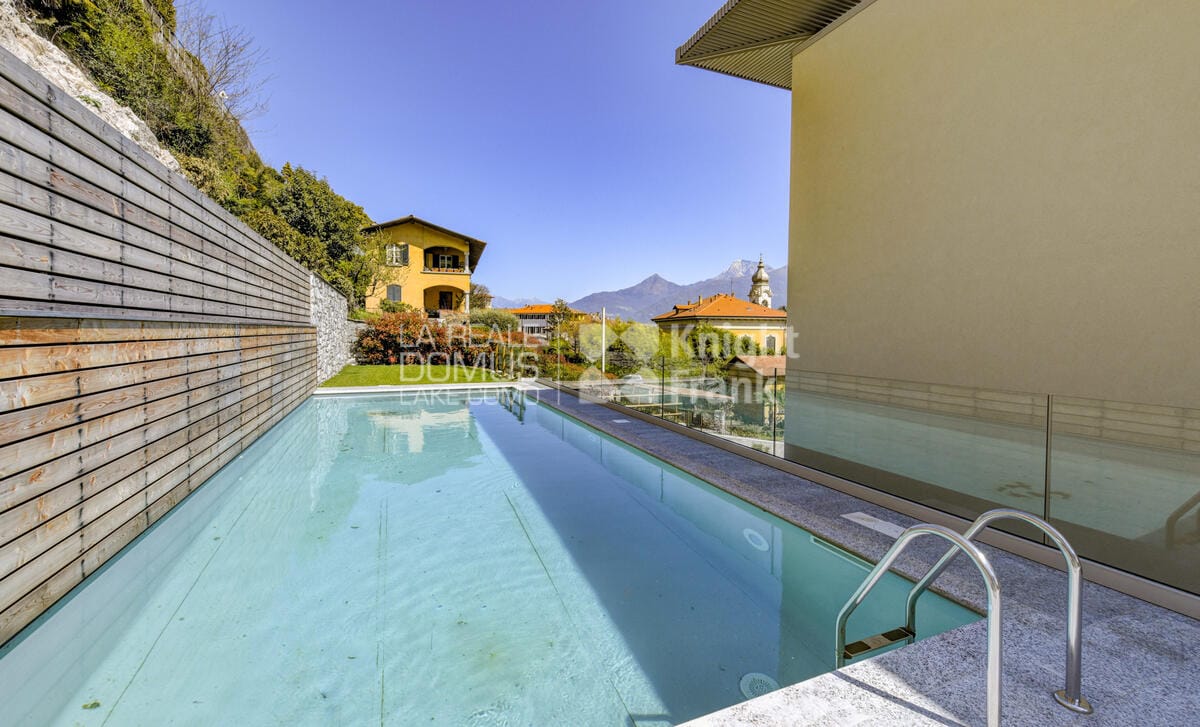 Appartamento con giardino in complesso residenziale con piscina